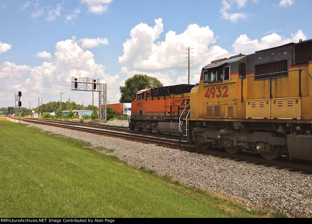 UP 4932 and BNSF 6953 side-by-side